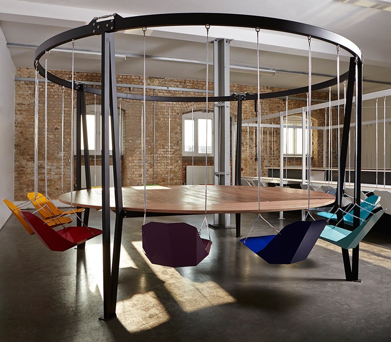 The King Arthur Round Swing Table | The Coolector